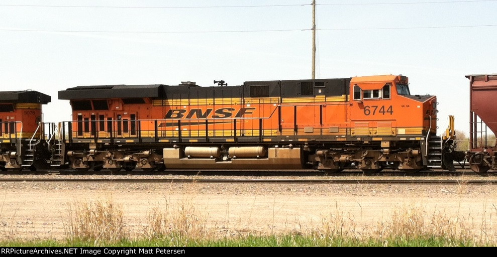 BNSF 6744